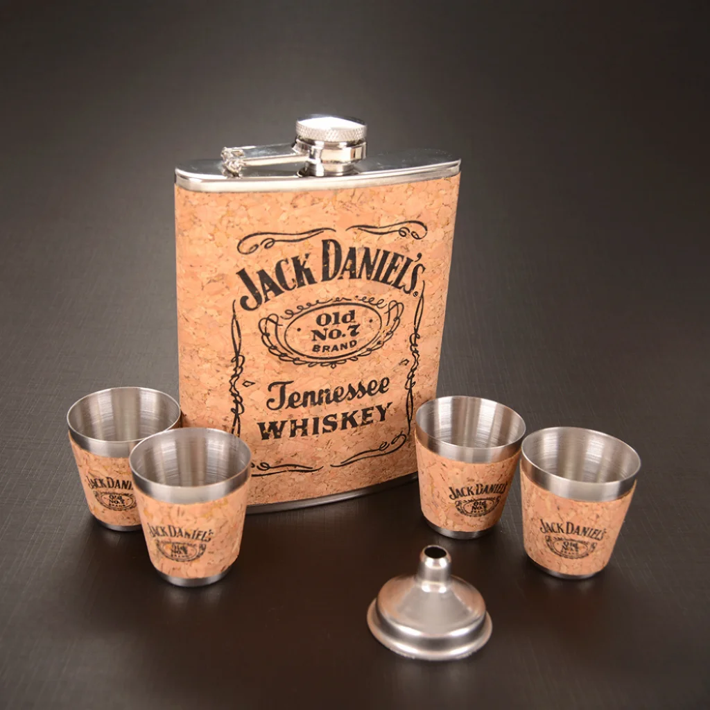 Комплект за алкохол Jack Daniels с джобно шише и чаши | Neostyle.bg